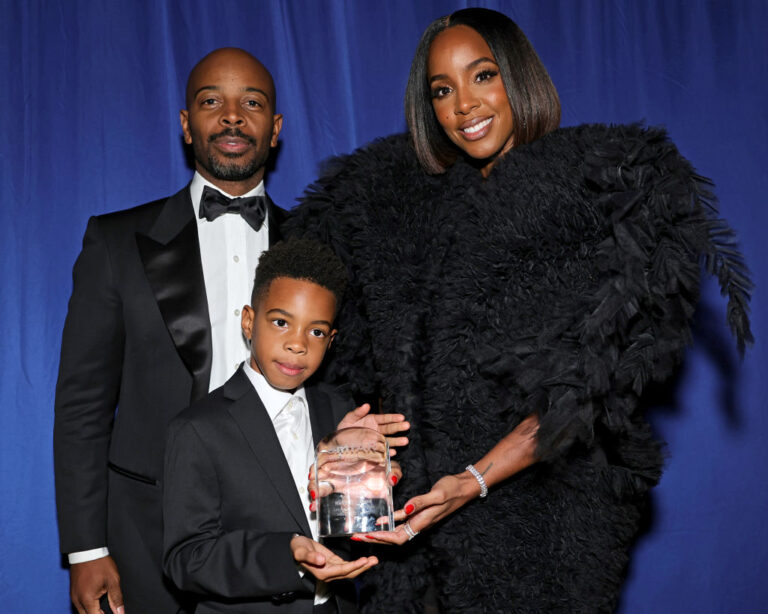 Kelly Rowland PREGNANT w/ 3rd Child!! (Pics Of Kelly & Her Family)